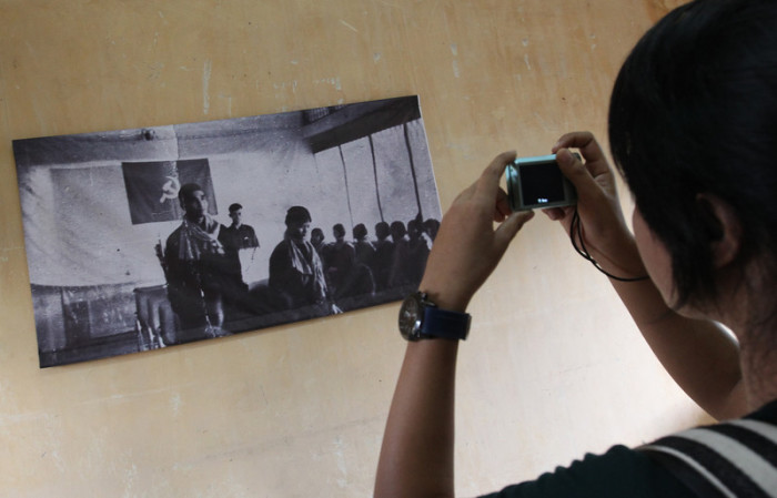Ausstellung in Kambodscha beleuchtet Zwangsehen der Roten Khmer