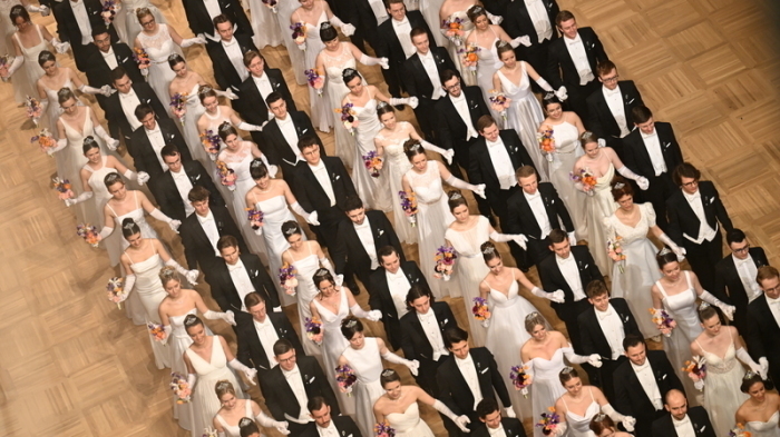 Opernball glitzert ohne Lugner mit Sternchen statt Stars