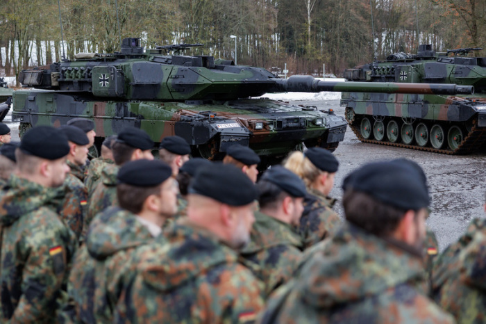 Vier weitere deutsche Leopard-2-Panzer komplettieren Bataillon