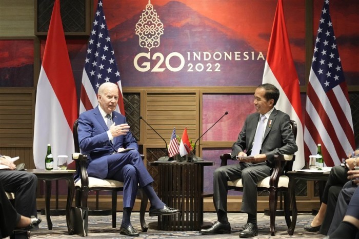 Biden trifft auf Bali Indonesiens Präsident Widodo