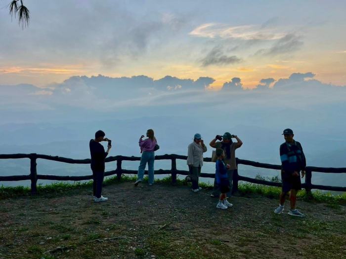 Touristen strömen zum Phu Ruea-Gipfel, Thailand, Loei
