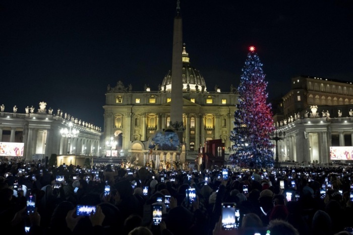 Weihnachtszeit im Vatikan: Christbaum auf dem Petersplatz leuchtet