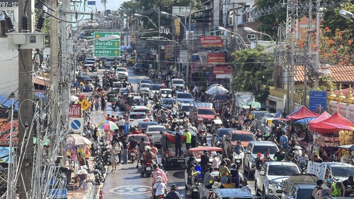 Großer Andrang beim „Wan Lai“-Fest in Naklua, Thailand, Pattaya